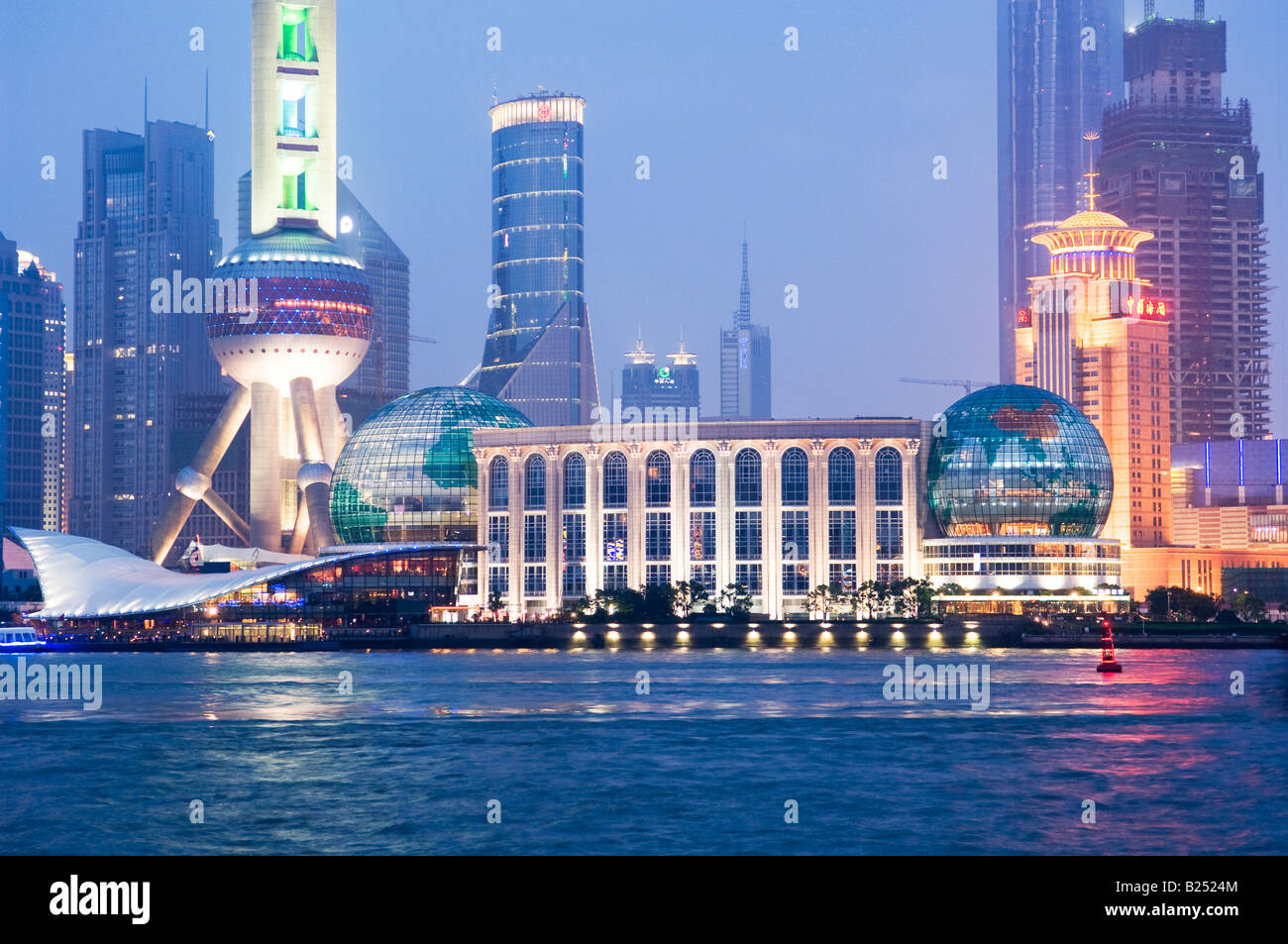 Shanghai international convention center Banque de photographies et d ...