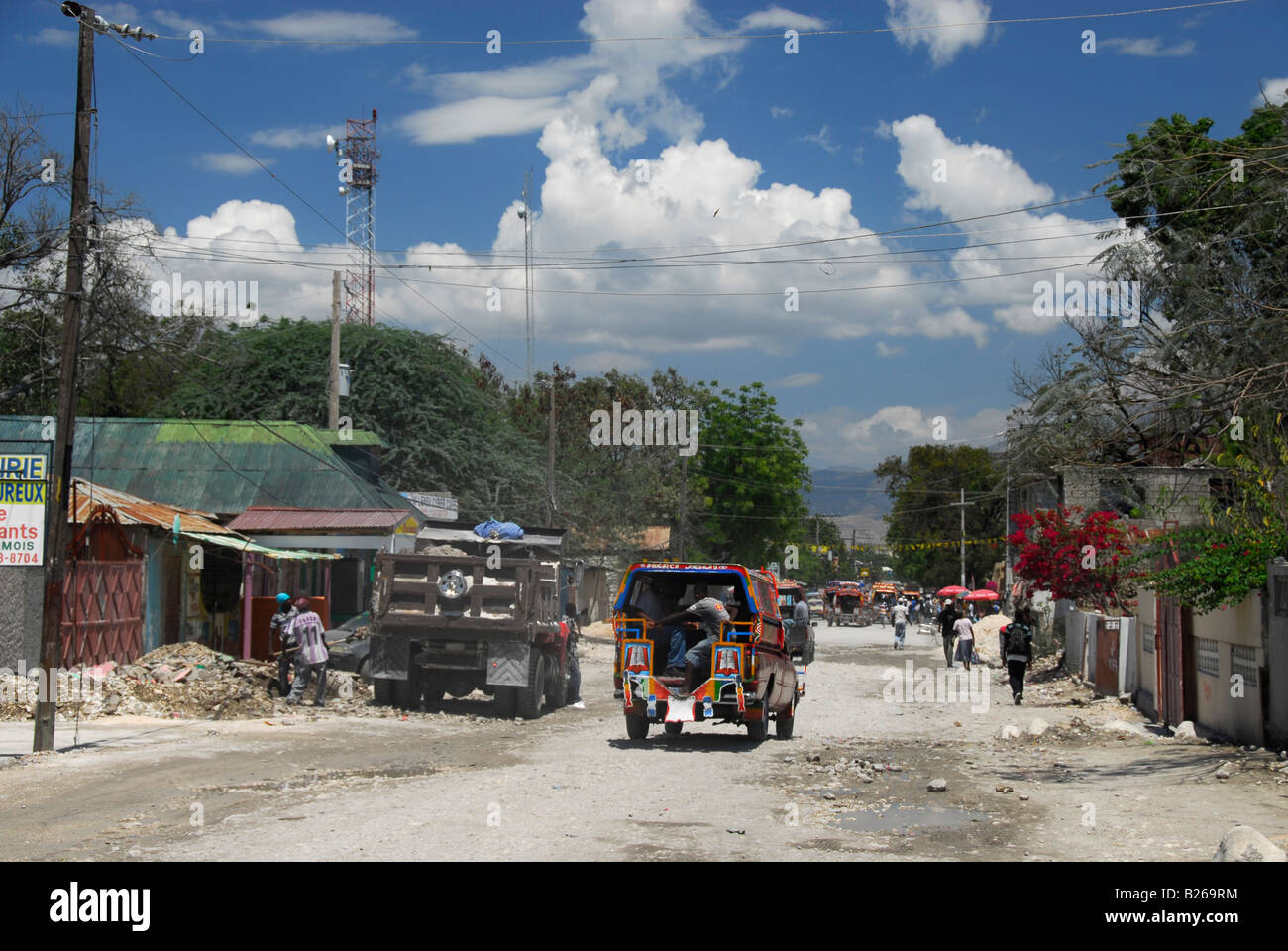 Taptap sur la route de Port-au-Prince, Haïti, Caraïbes, Amériques Photo ...