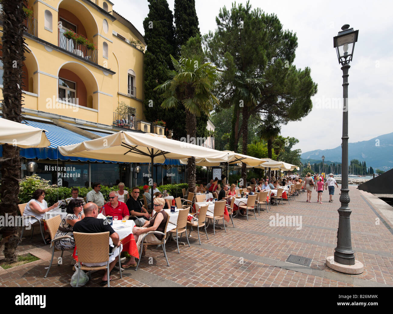 Restaurant au bord du lac, Riva del Garda, Lac de Garde, Italie Photo ...