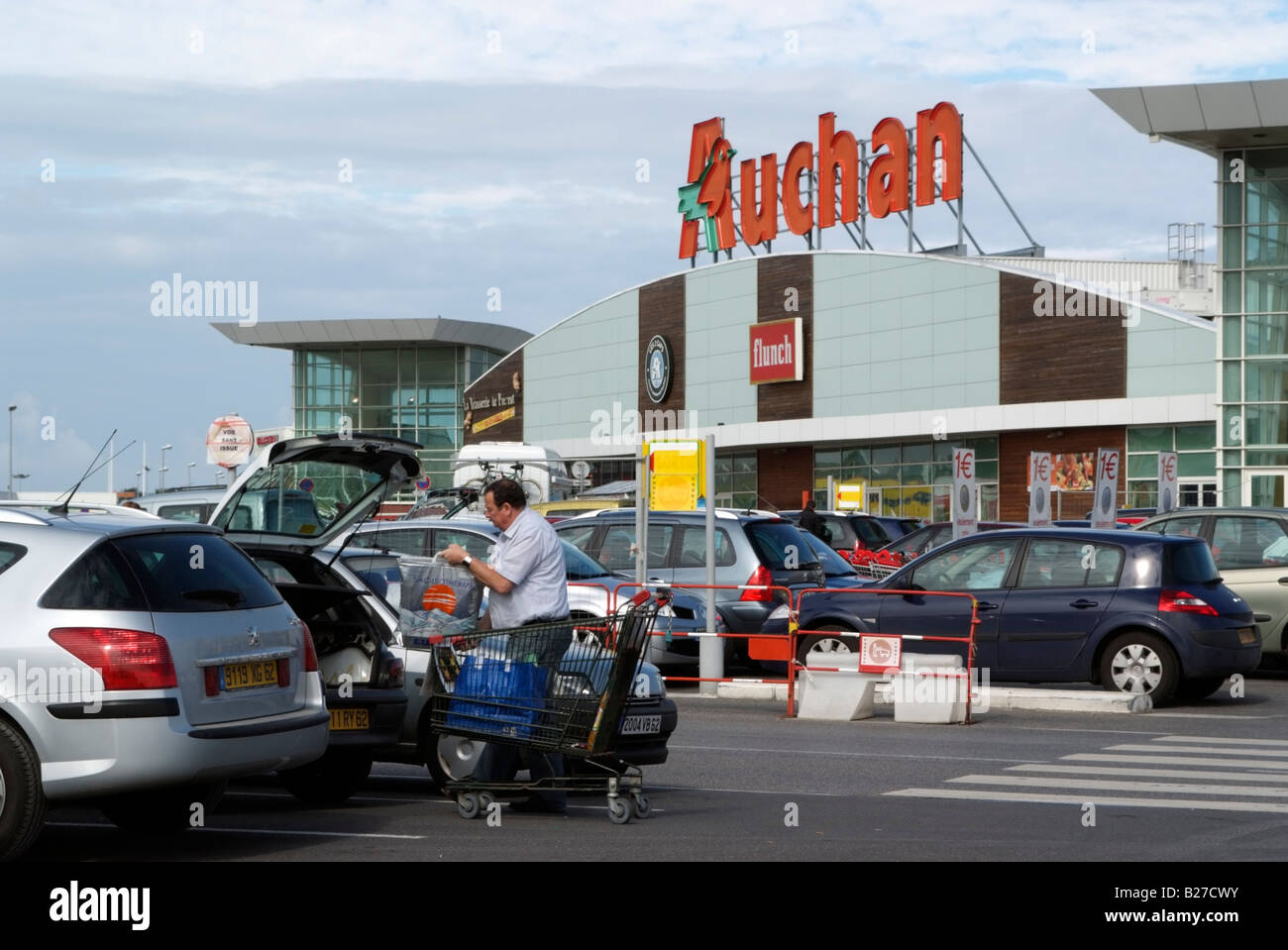 Un magasin Auchan supermarché français à Calais France Photo Stock - Alamy