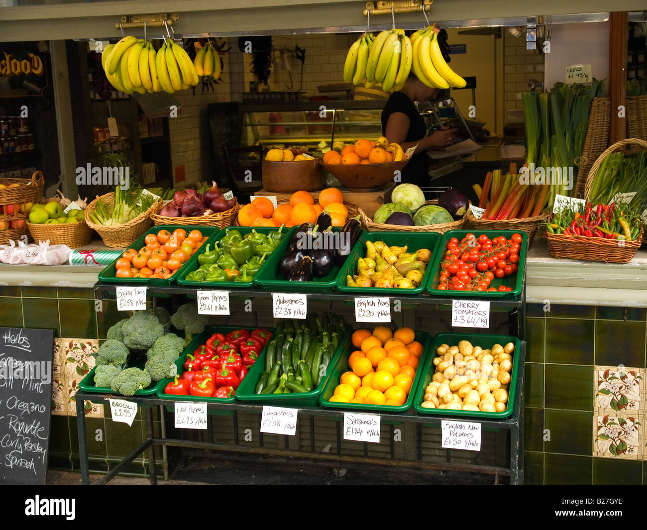 Une belle exposition de fruits et légumes dans une boutique dans la ...