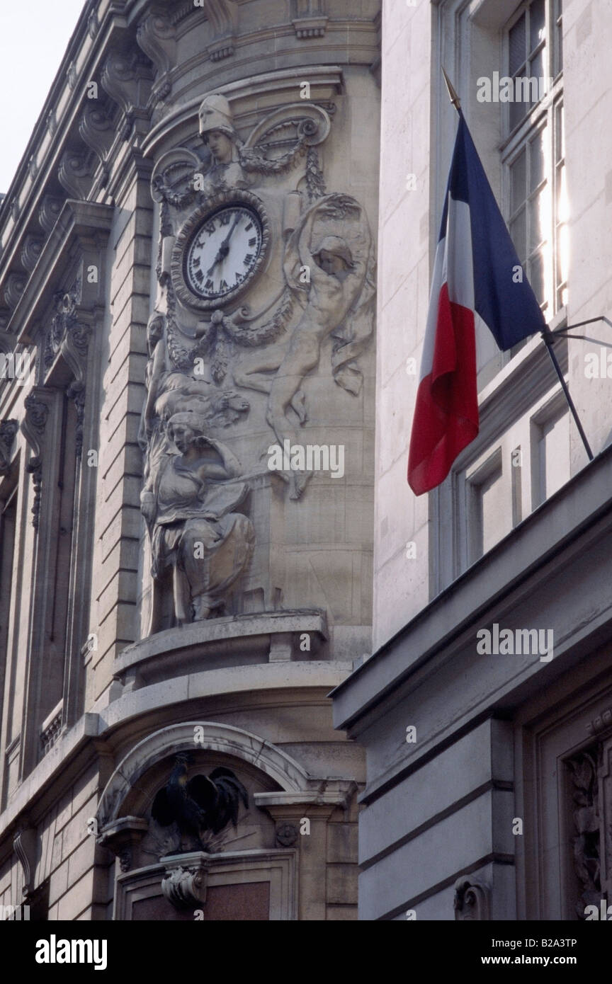 Immeuble parisien et drapeau tricolore français Paris France Europe ...