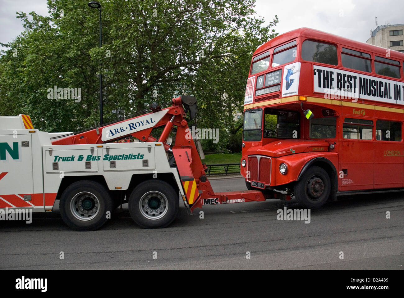 Vieux bus à impériale remorqué par un camion, London, England, UK Photo ...