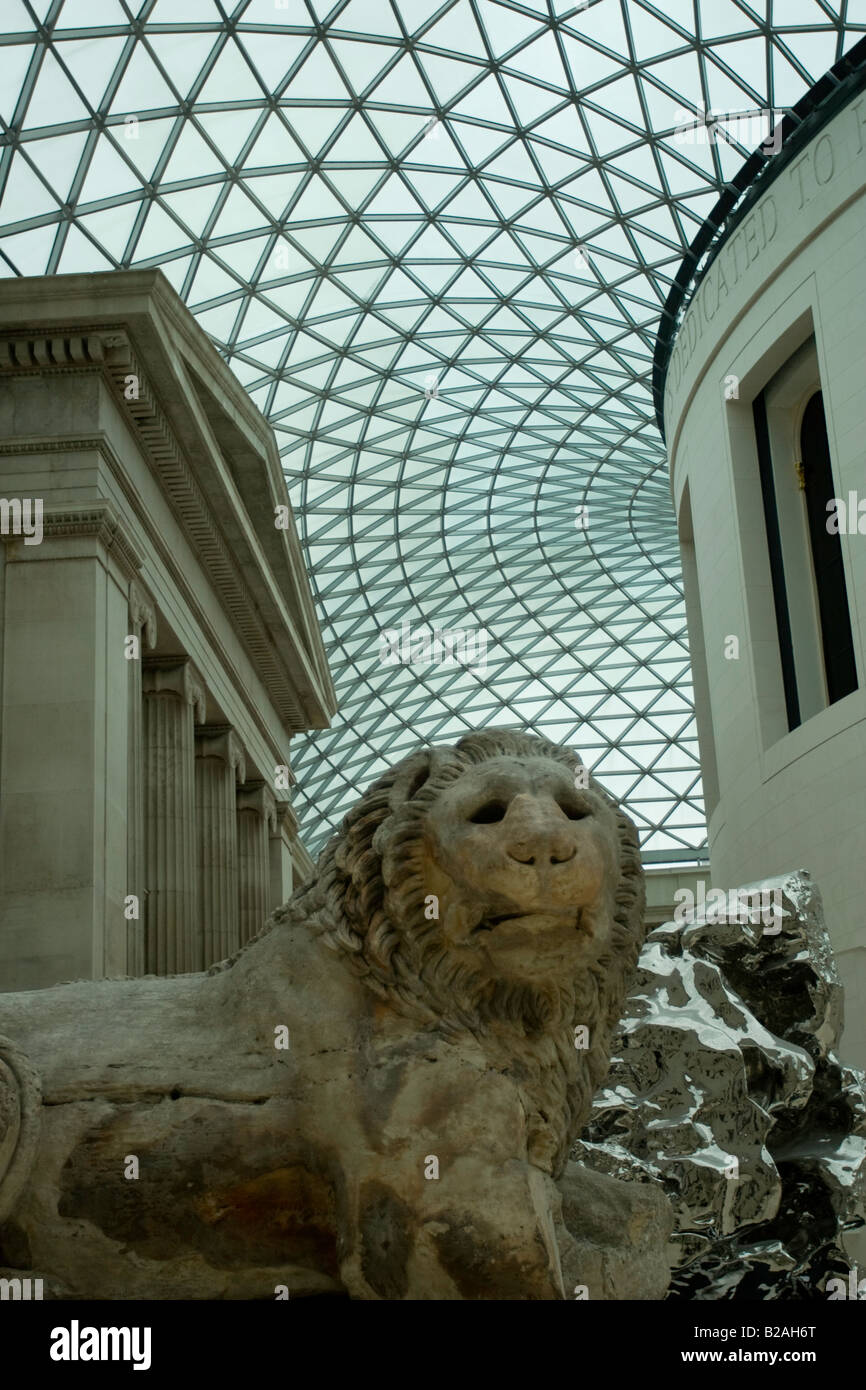 Lion et grande cour Banque de photographies et d’images à haute ...