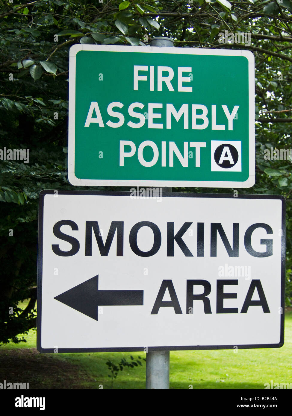 Un arrangement original de signes dans un hôpital, - la zone fumeurs ...