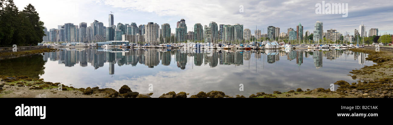 Les immeubles de grande hauteur de Coral Harbour avec Shaw Tower, port ...