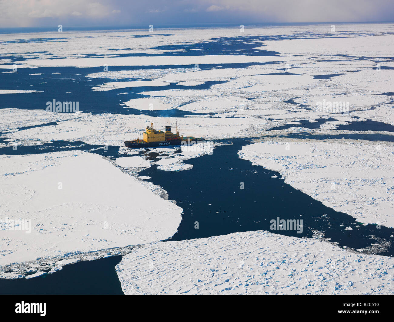 Le capitaine Khlebevnikov brise-glace dans la banquise de la mer de ...