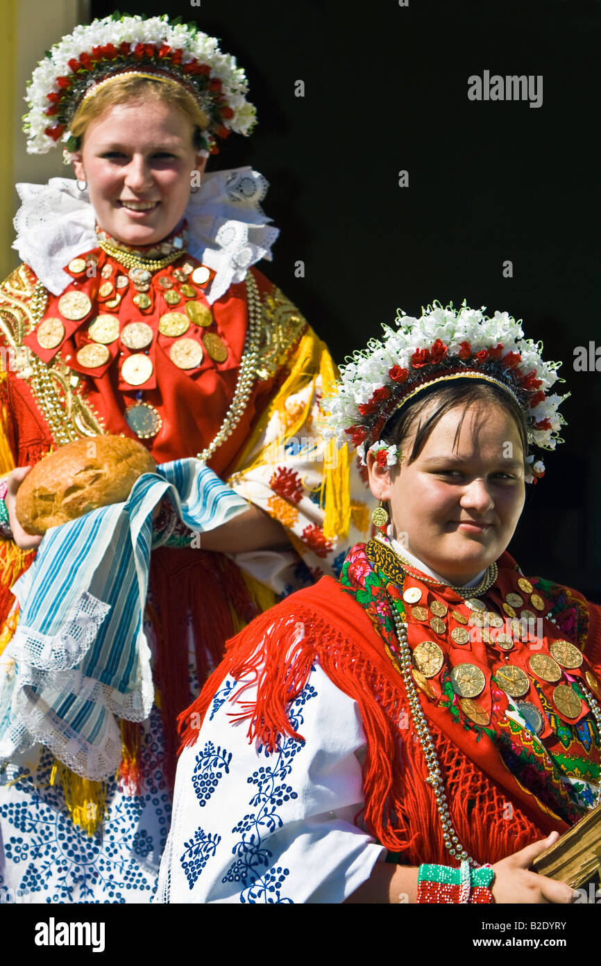 Les filles de l'Agence croate pour l'habit traditionnel avec la robe et ...
