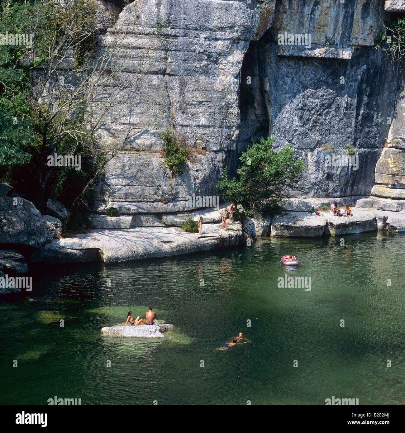 Baignade dans les gorges de la rivière de la Beaume la Beaume Ardèche ...