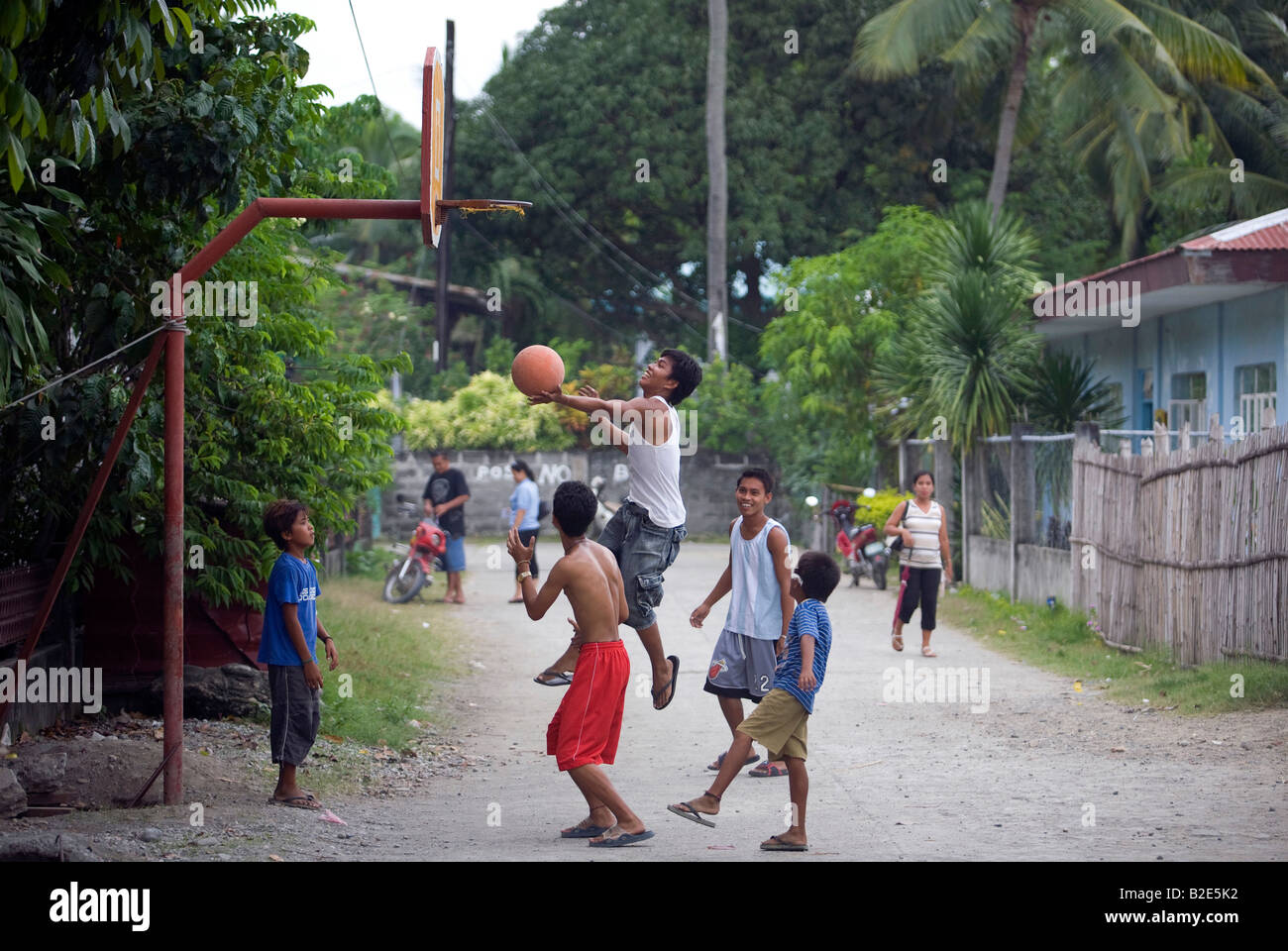 Enfants philippins jouer au basket-ball dans une rue d'Mansalay ...