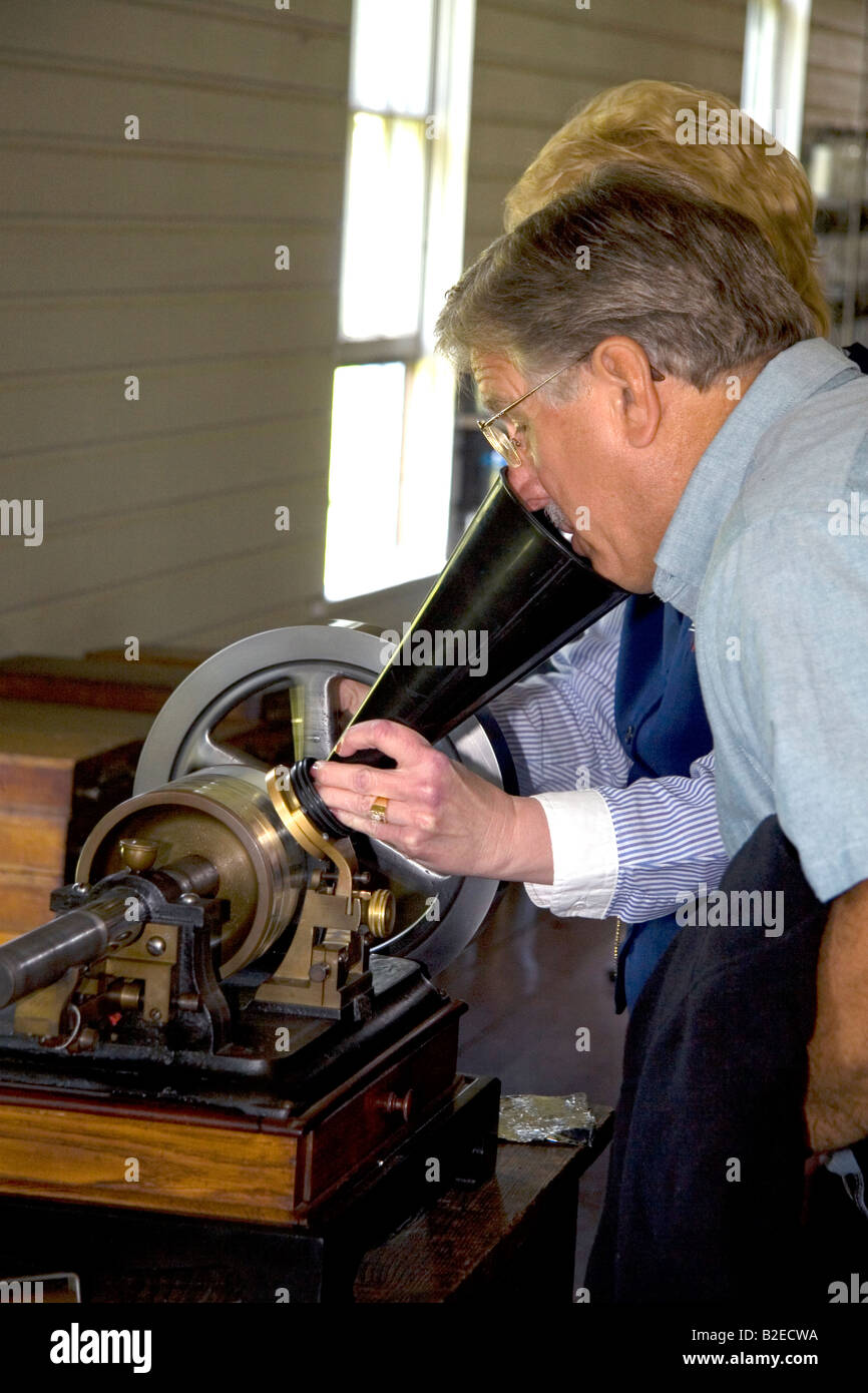 Dans le phonographe à cylindre Edison Thomas Edison en laboratoire de ...