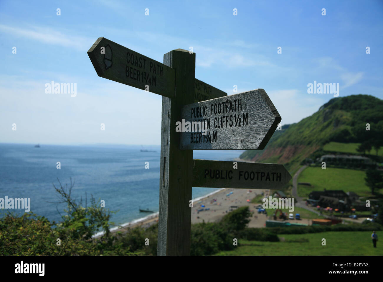 Sign post South West Coast Path Café sur la côte par le village de ...
