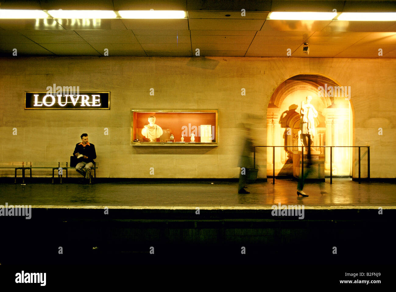 Platform louvre metro station paris Banque de photographies et d’images à haute résolution - Alamy