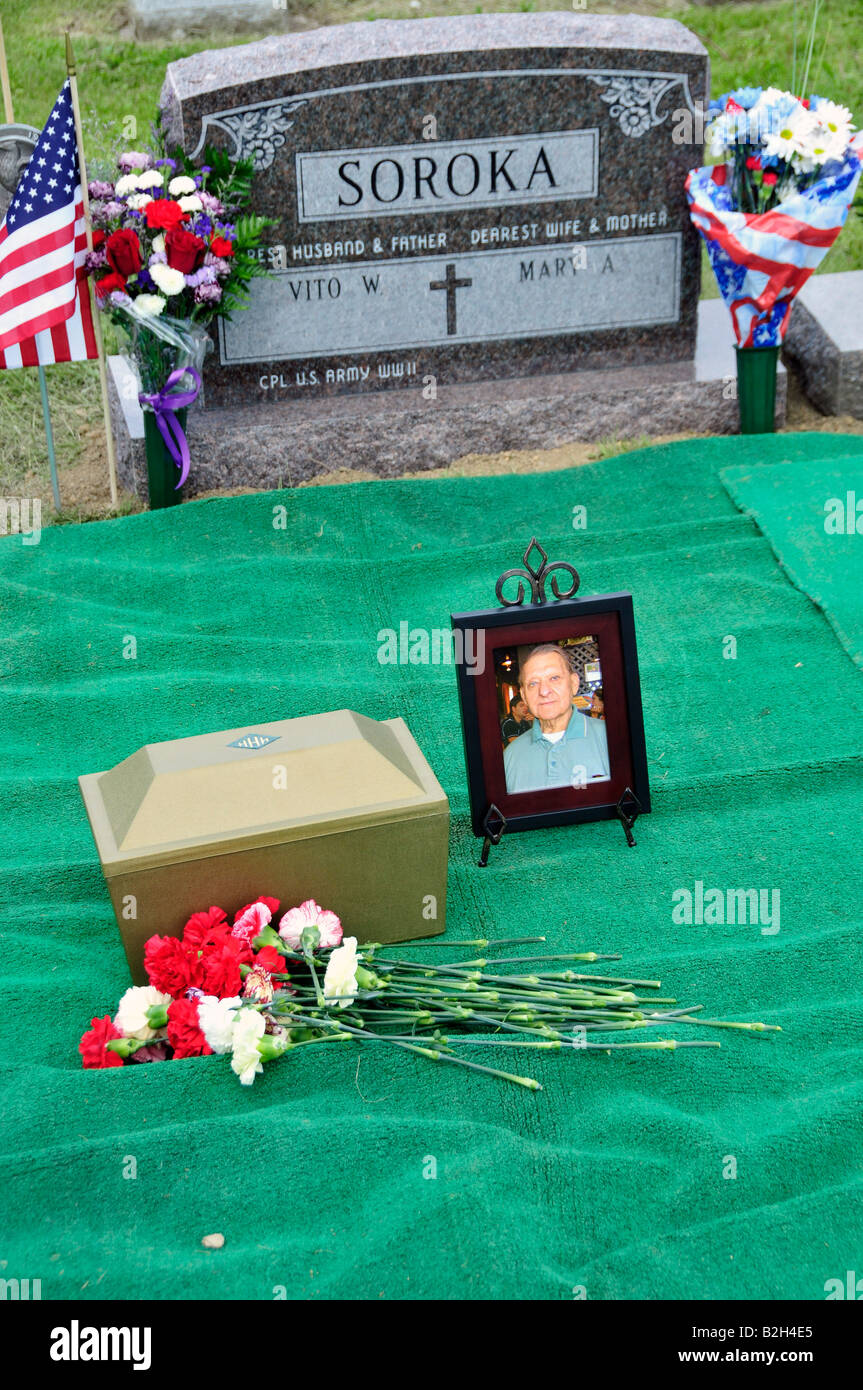 Cendres du défunt mari et père avant l'inhumation dans un cimetière ...