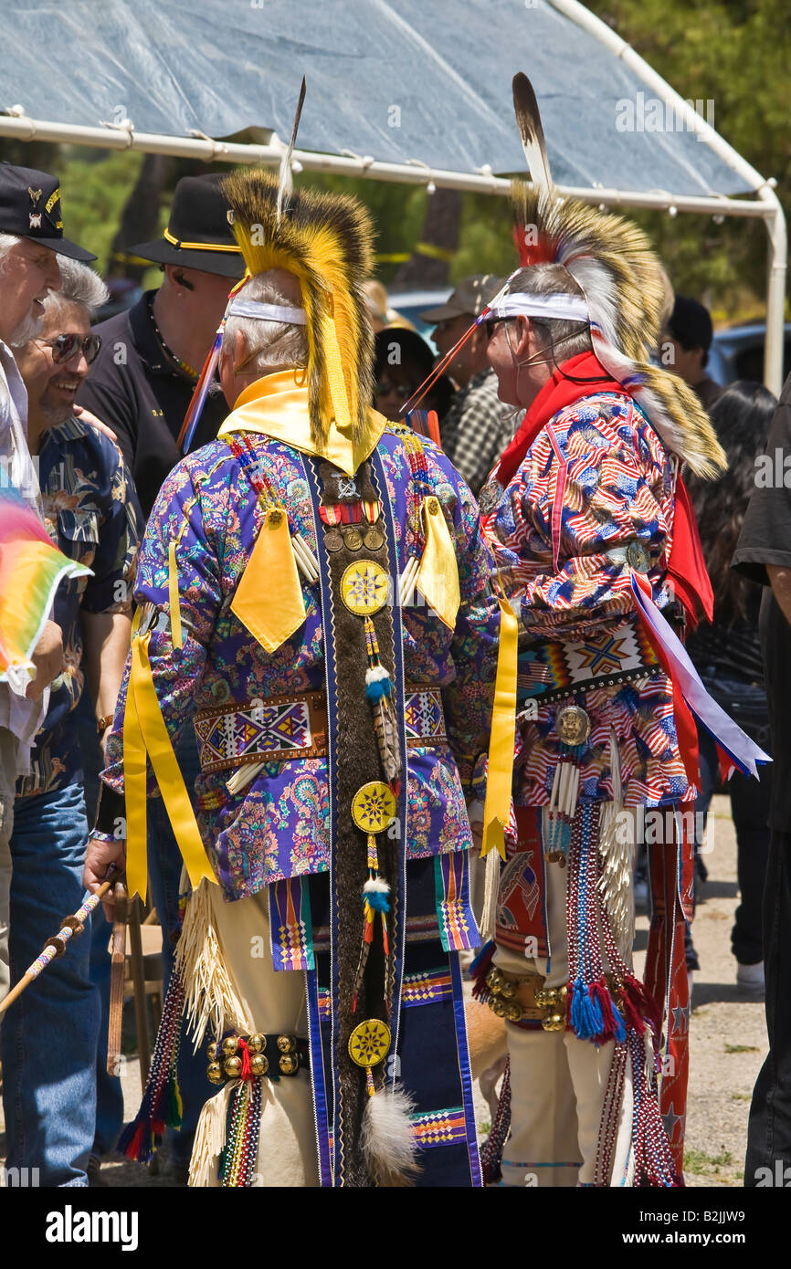 American Indian tribal costumes à la Pow-wow annuel de la bande de San ...