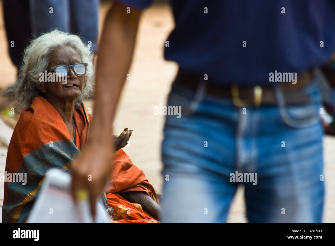 Vieille femme mendiant Banque de photographies et d’images à haute ...