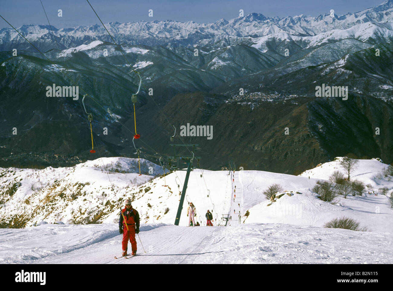 Remonte-pente et pistes de ski, Mottarone, italie Photo Stock - Alamy