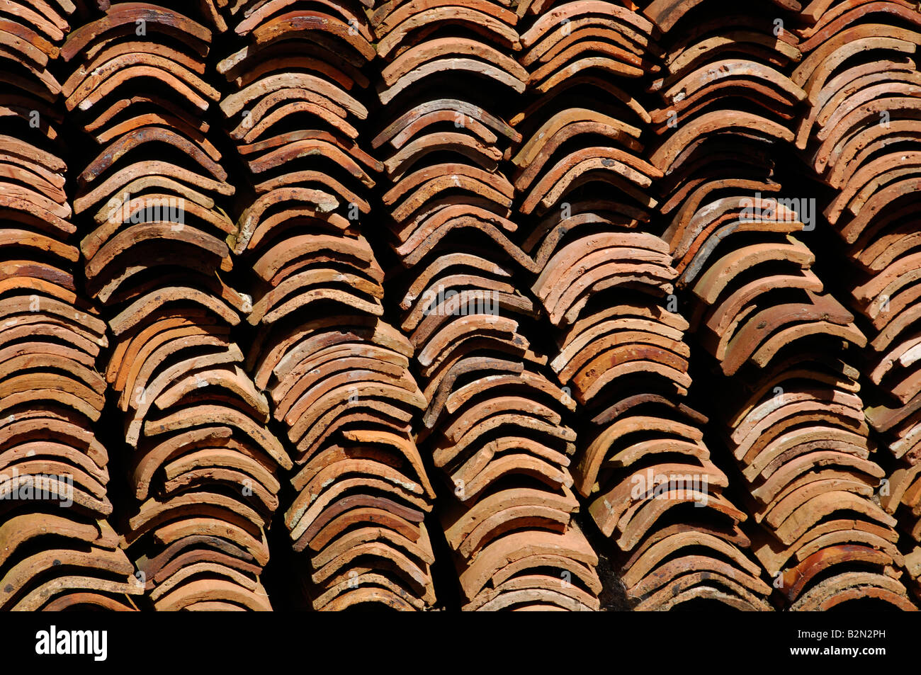 Toit de tuiles en terre cuite méditerranéenne Banque de photographies ...
