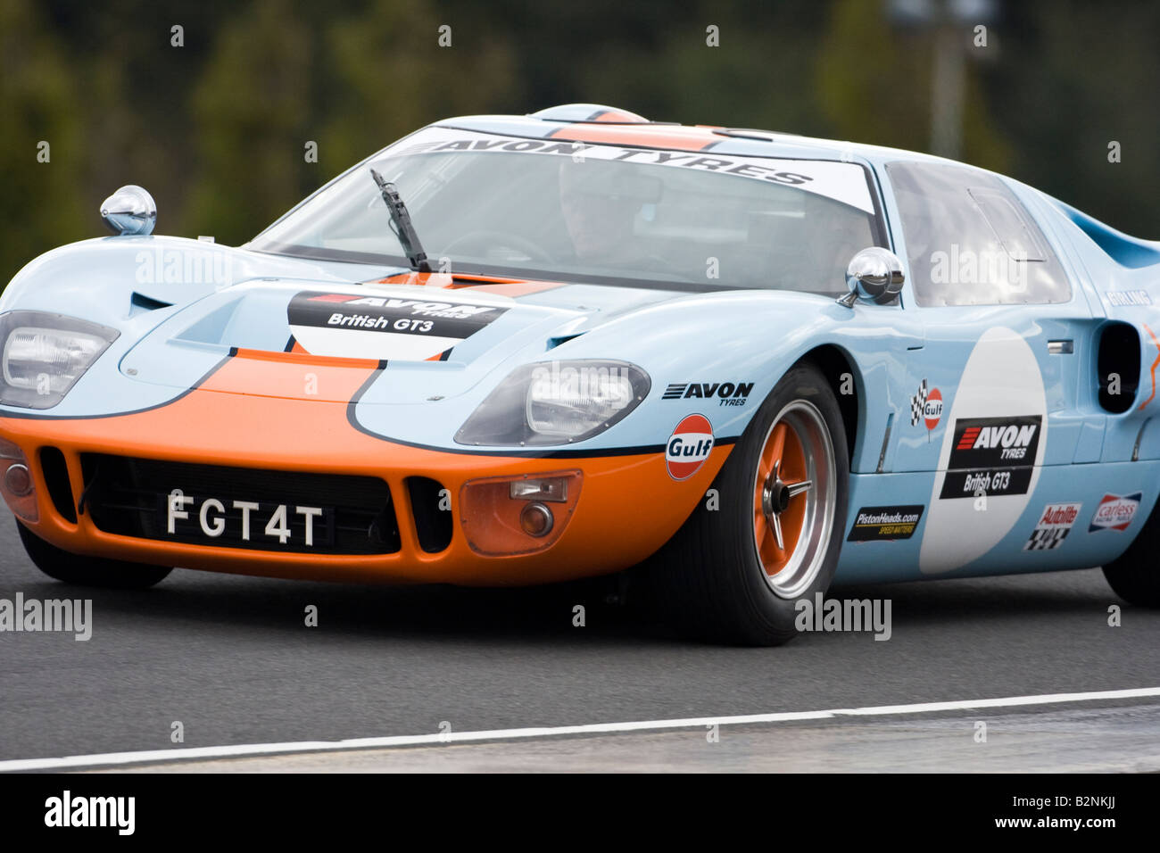 Ford GT40 Poursuite GT40P 2140 livrée Gulf Racing circuit de course de ...