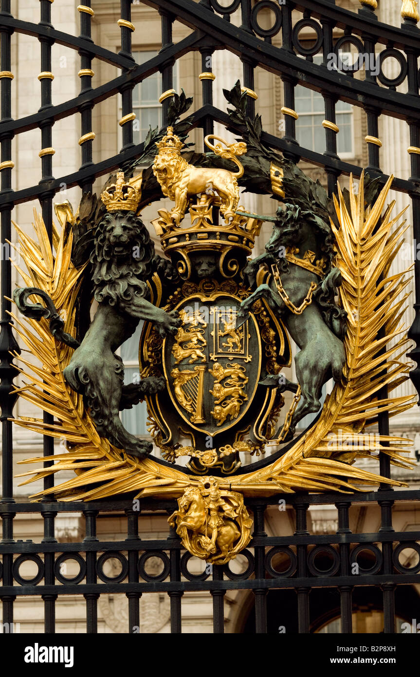 Insignes royaux aux portes de Buckingham Palace, Londres Photo Stock ...