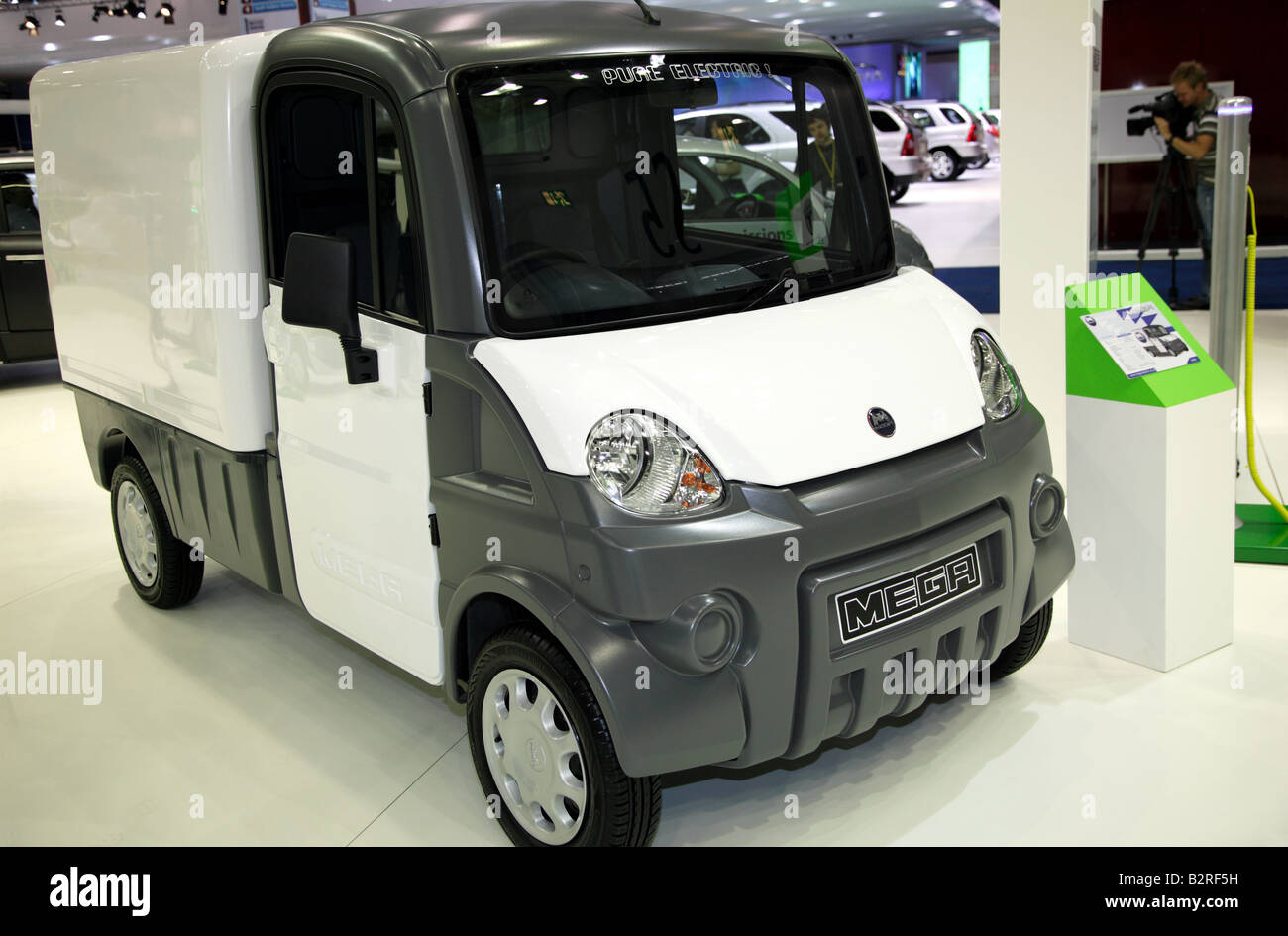 Méga van électrique Banque de photographies et d’images à haute ...