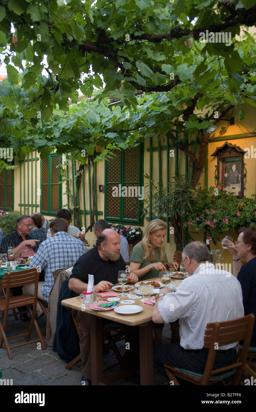 Heuriger wine tavern vienna Banque de photographies et d’images à haute ...