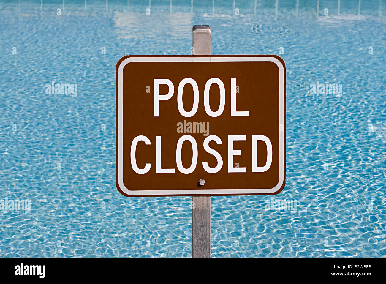 Pool closed sign Banque de photographies et d’images à haute résolution ...