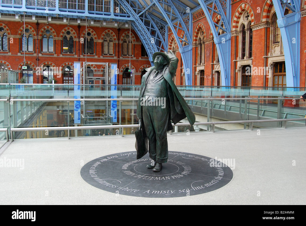 Euston station statue Banque de photographies et d’images à haute ...