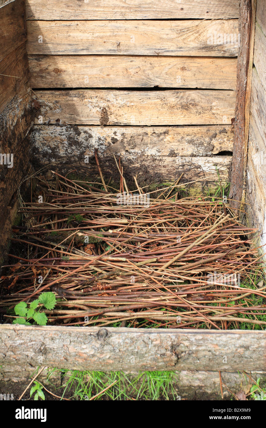 Remplissage d'un bac à compost D'UNE COUCHE DE BRANCHES FINES PERMET À ...