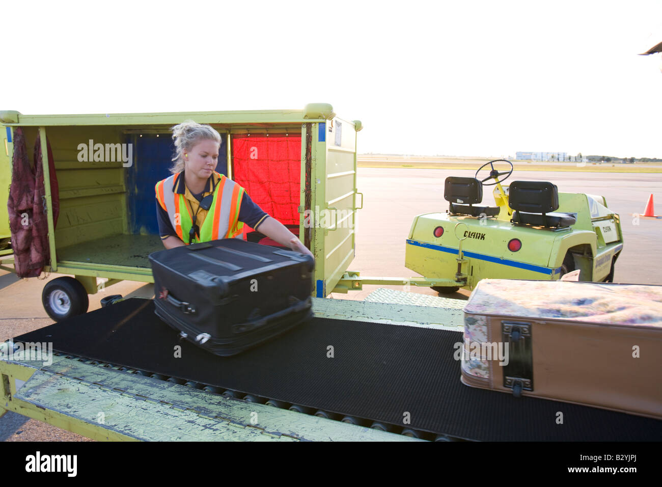 Un avion de ligne se trouve sur le tarmac comme assurance est chargé à ...