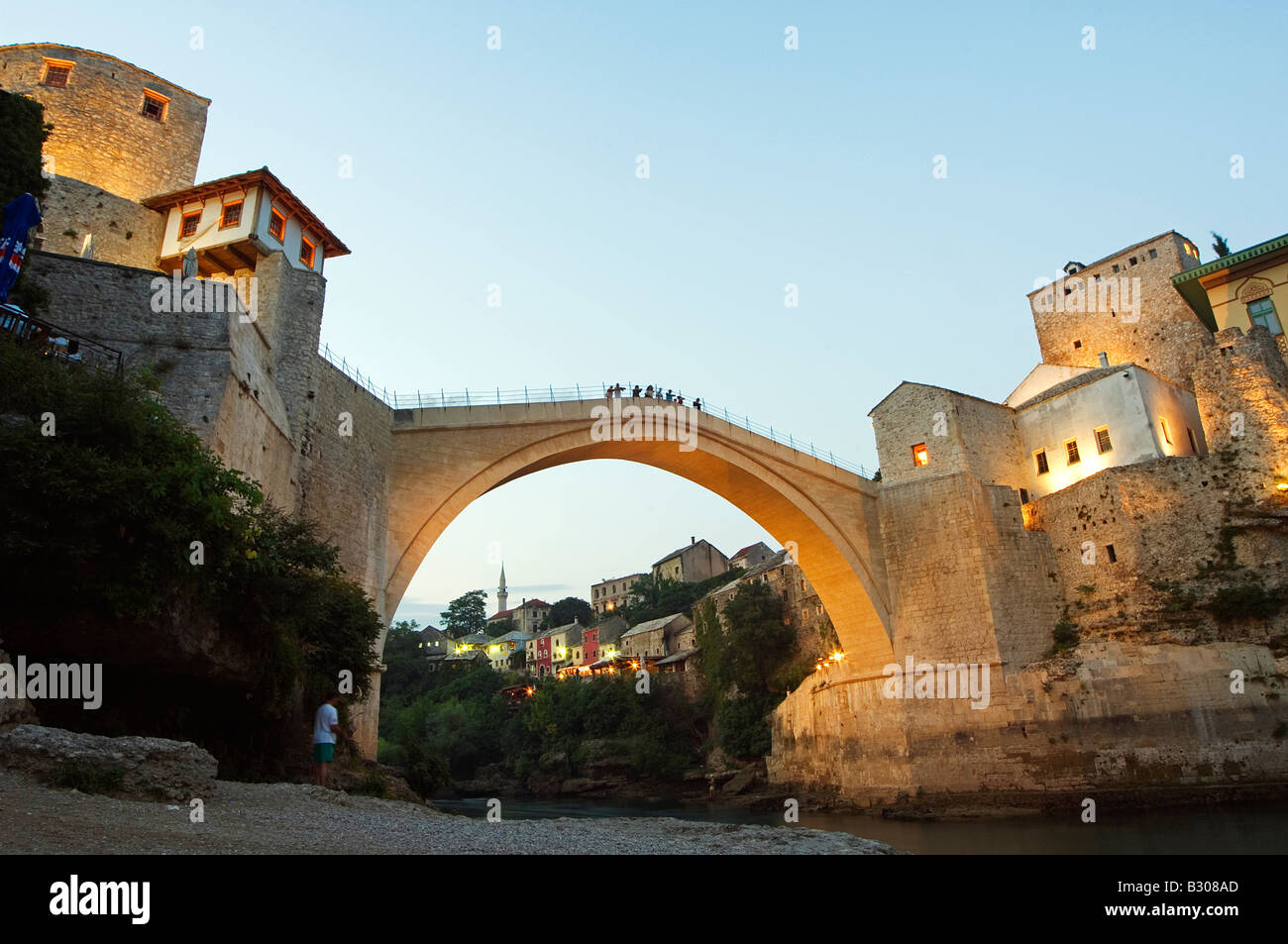 Stari most mostar destroyed Banque de photographies et d’images à haute ...