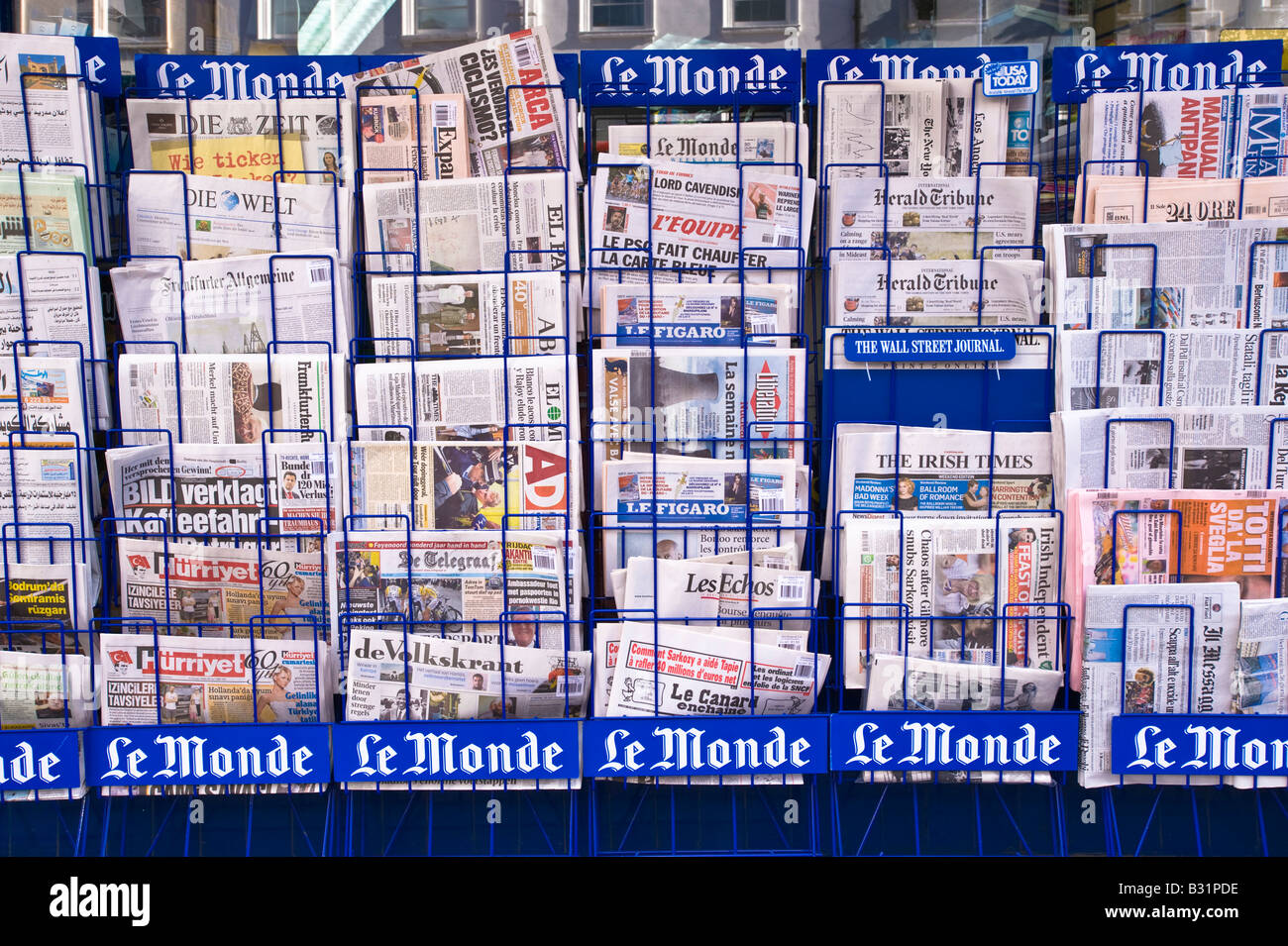 Newspaper kiosk london Banque de photographies et d’images à haute ...