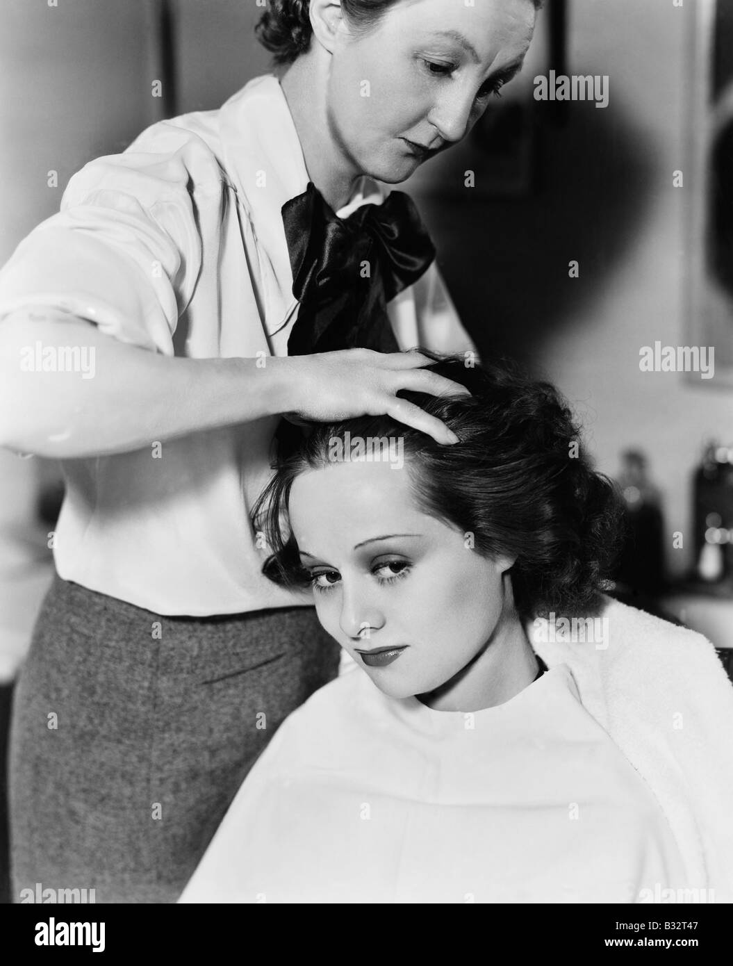 Femme coupe de cheveux dans les cheveux courts Banque d'images noir et ...