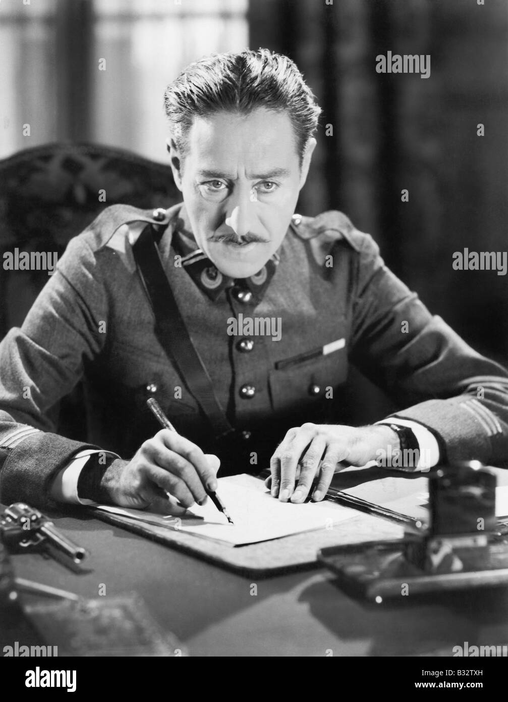 Soldier writing letter Banque de photographies et d’images à haute ...