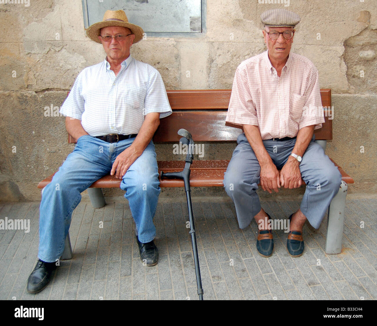 Hommes Espagnols âgés Assis Sur Un Banc Banque De Photographies Et D
