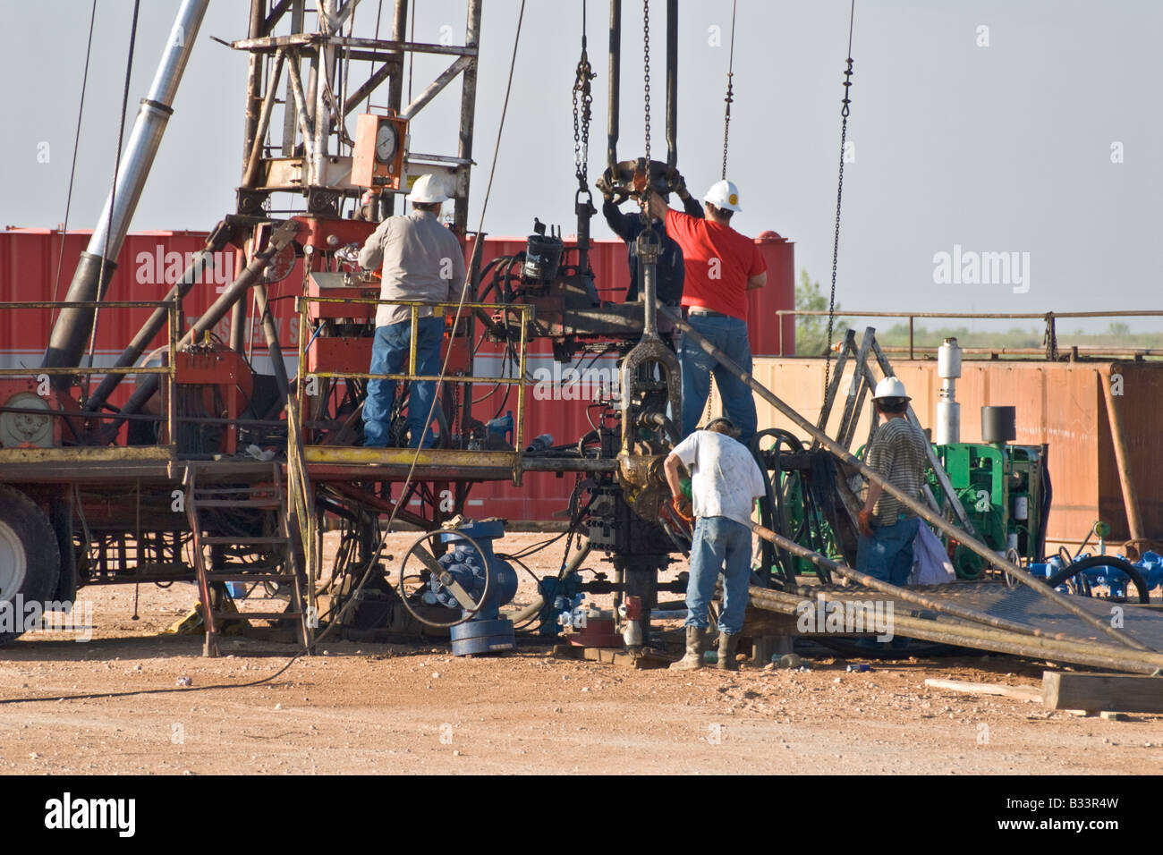 Bassin Permien Texas oil drilling rig moderne au sud de Midland équipe ...