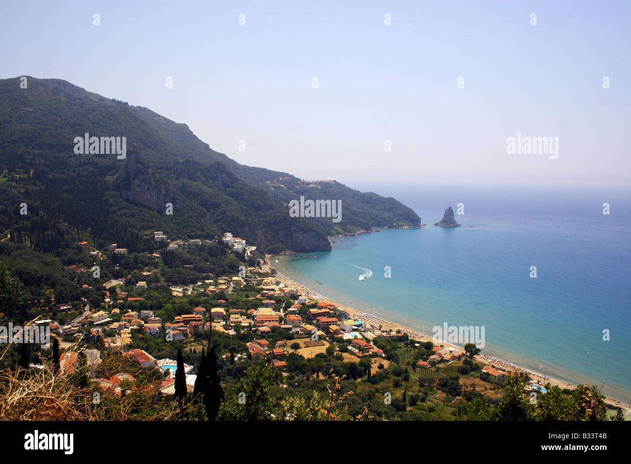AGIOS GORDIS, Aghios Gordios, VILLAGE ET PLAGE. Corfou. Île grecque ionienne Photo Stock - Alamy