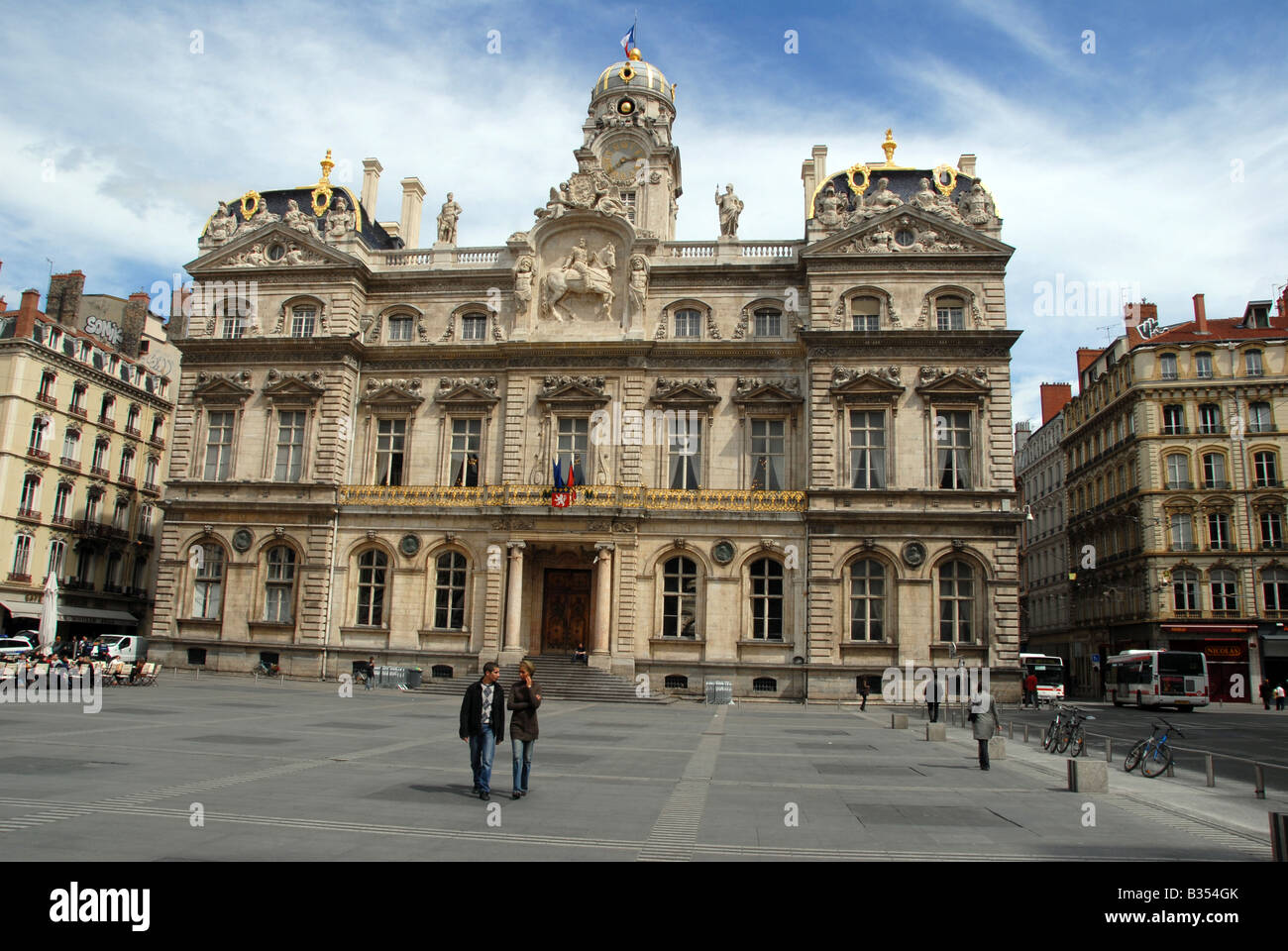 L'Hôtel de Ville (Mairie de Lyon) sur la place des Terreaux et la Place ...