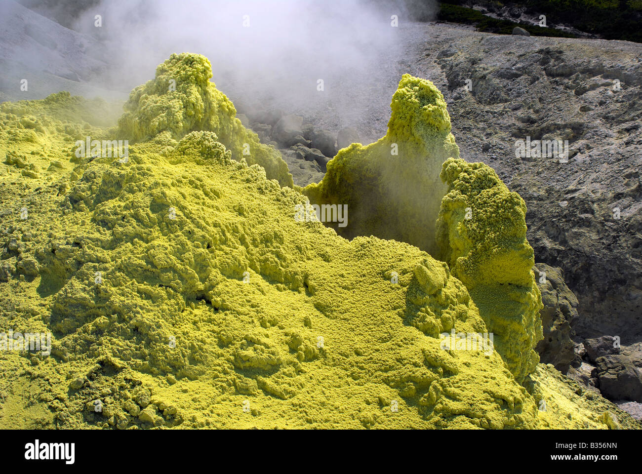 Fumerolle cratère du volcan sur l'île de Kunashir, Mendeleïev, Îles ...