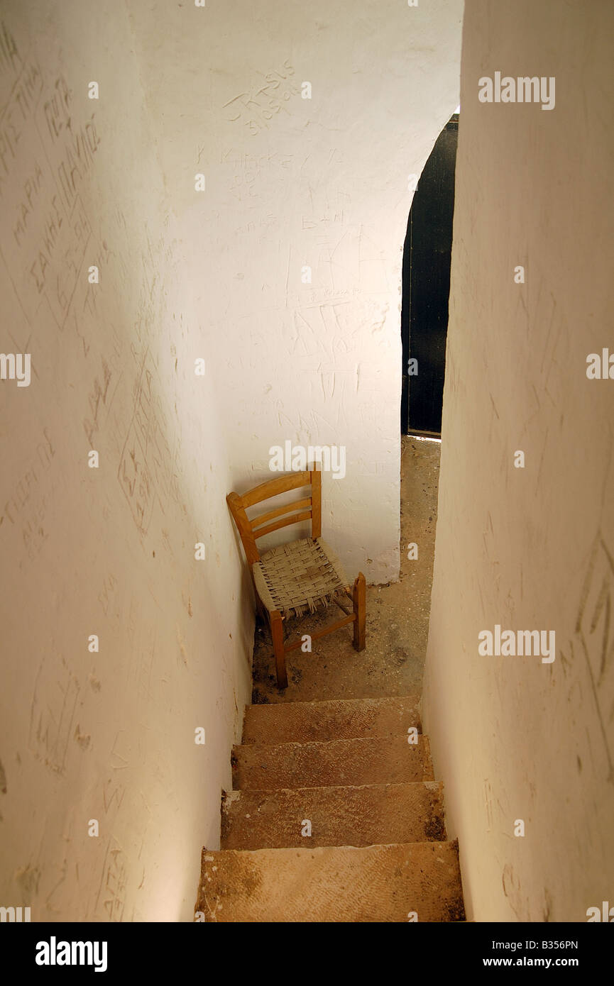 Une chaise brisée à l'intérieur d'un Vieux clocher de l'église dans le ...