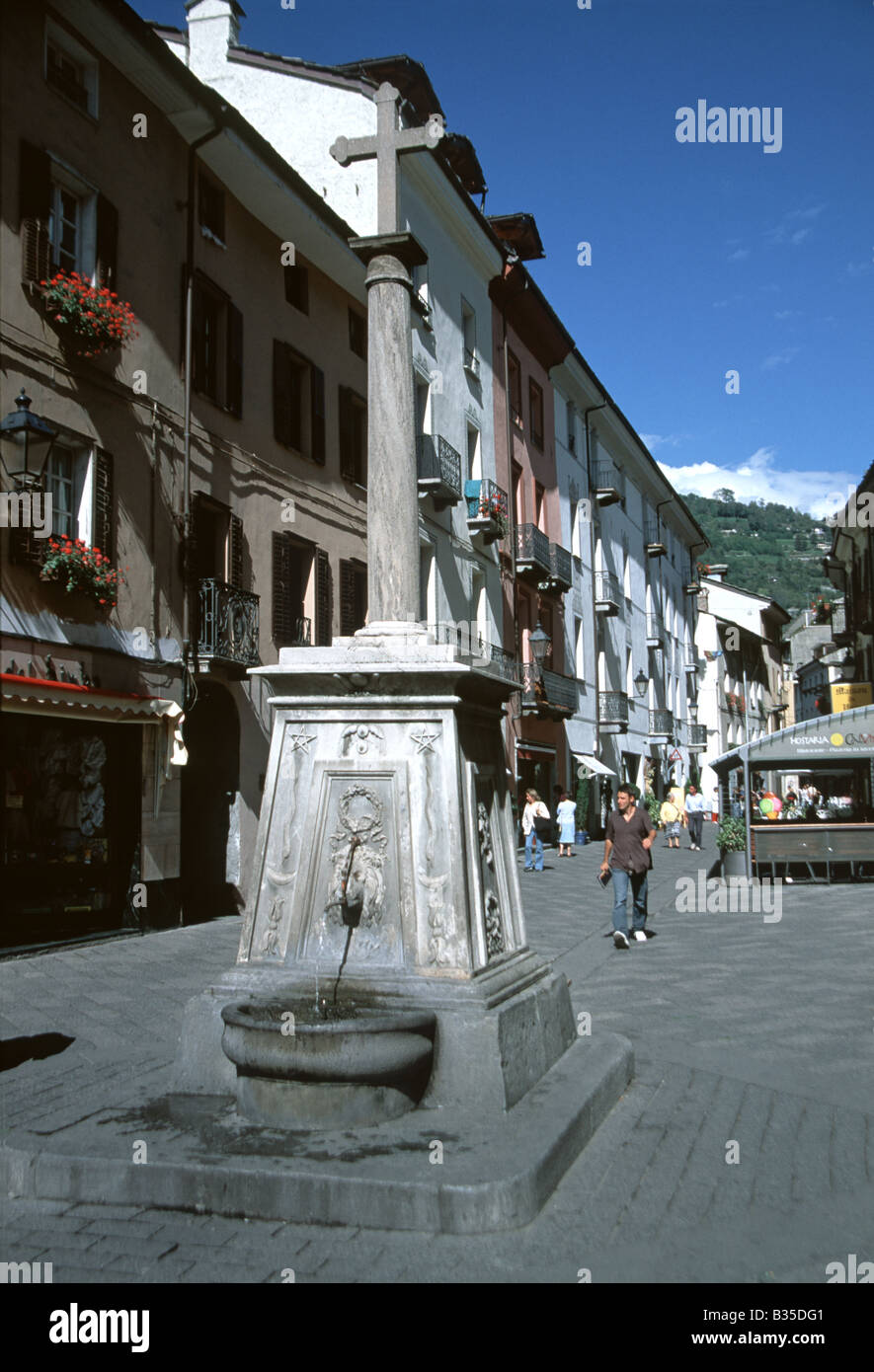 La rue Croix-de-Ville ou Croce di Citta à Aoste, dans la Valle d aosta ...