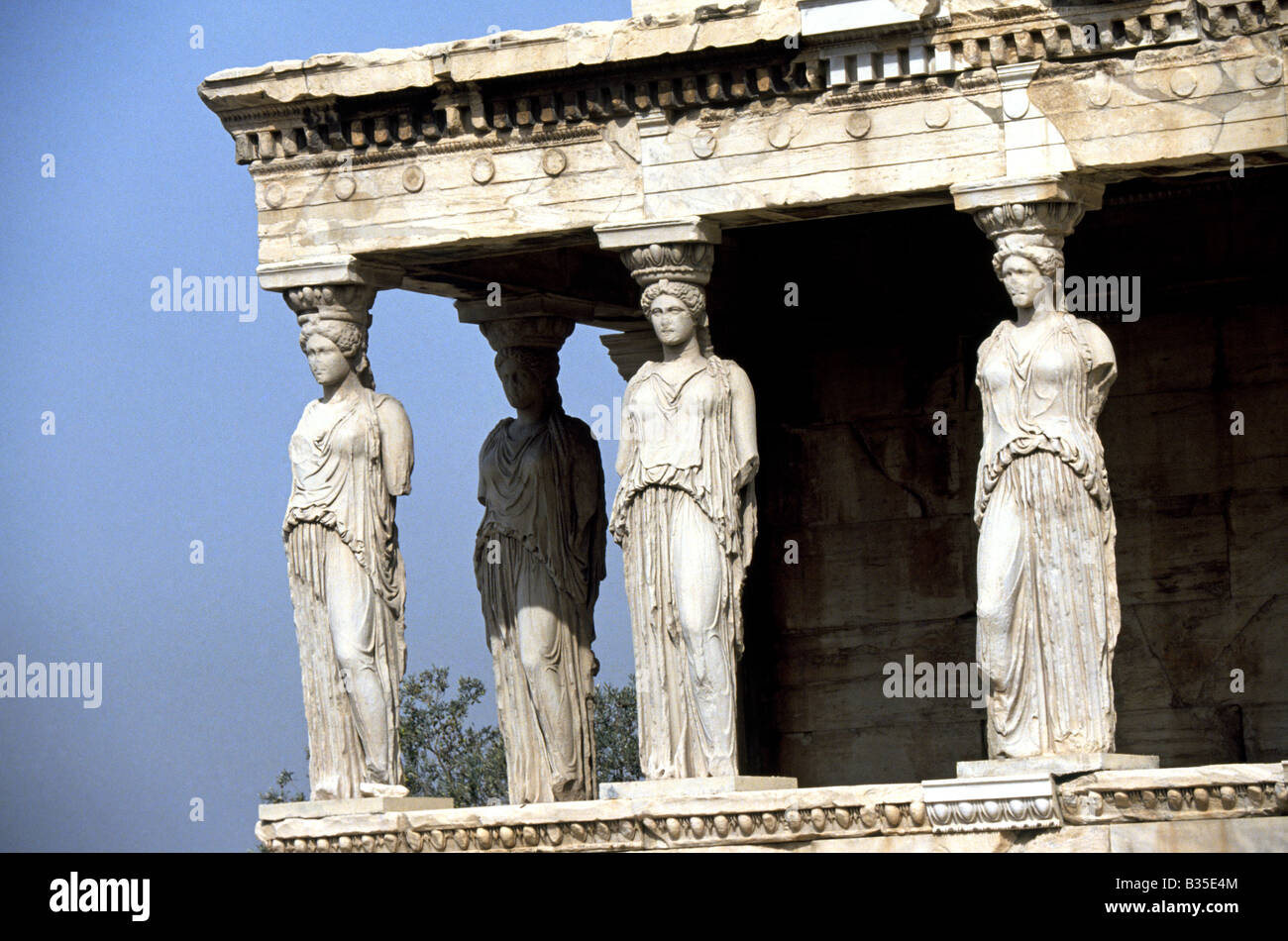 Une vue sur les statues de la vierge grecque sur le temple du Parthénon ...