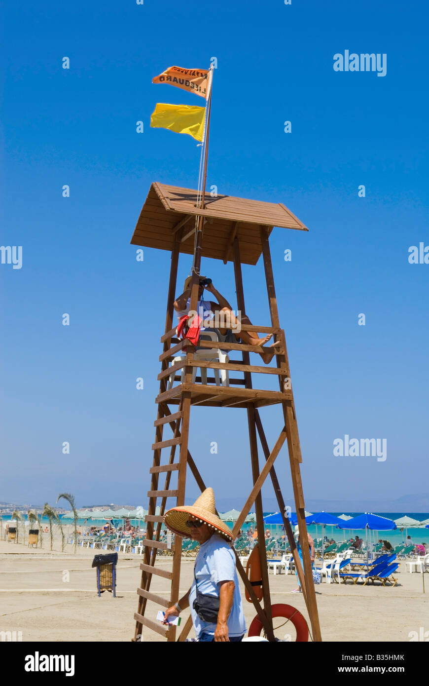 Tour de sauveteur sur la plage grecque Banque de photographies et d ...