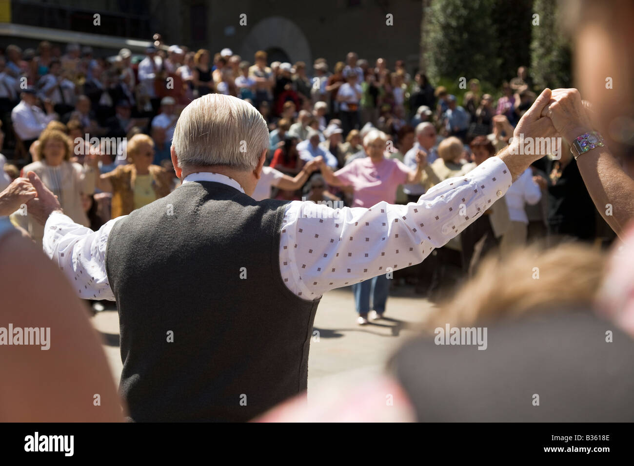Espagne Barcelone danseurs tenir la main dans la Sardana danse dans ...