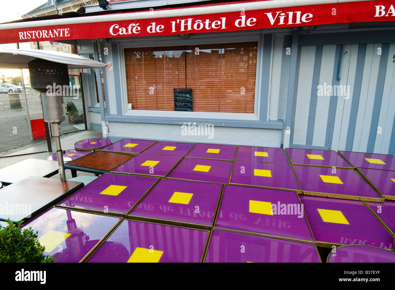 Honfleur cafe Banque de photographies et d’images à haute résolution ...