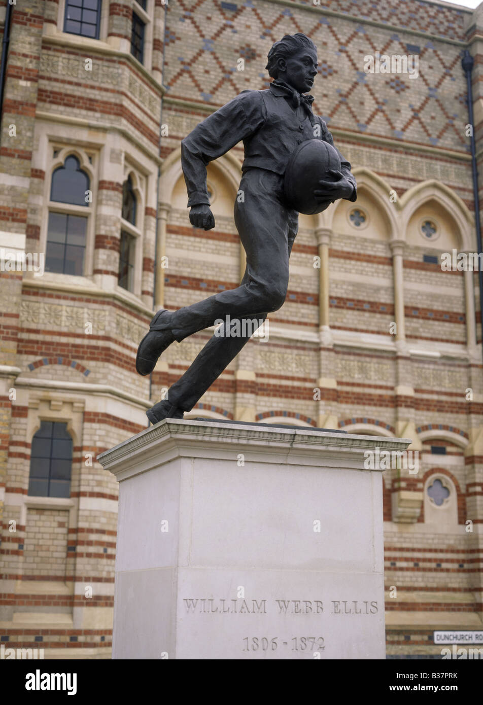 Statue of william webb ellis Banque de photographies et d’images à ...