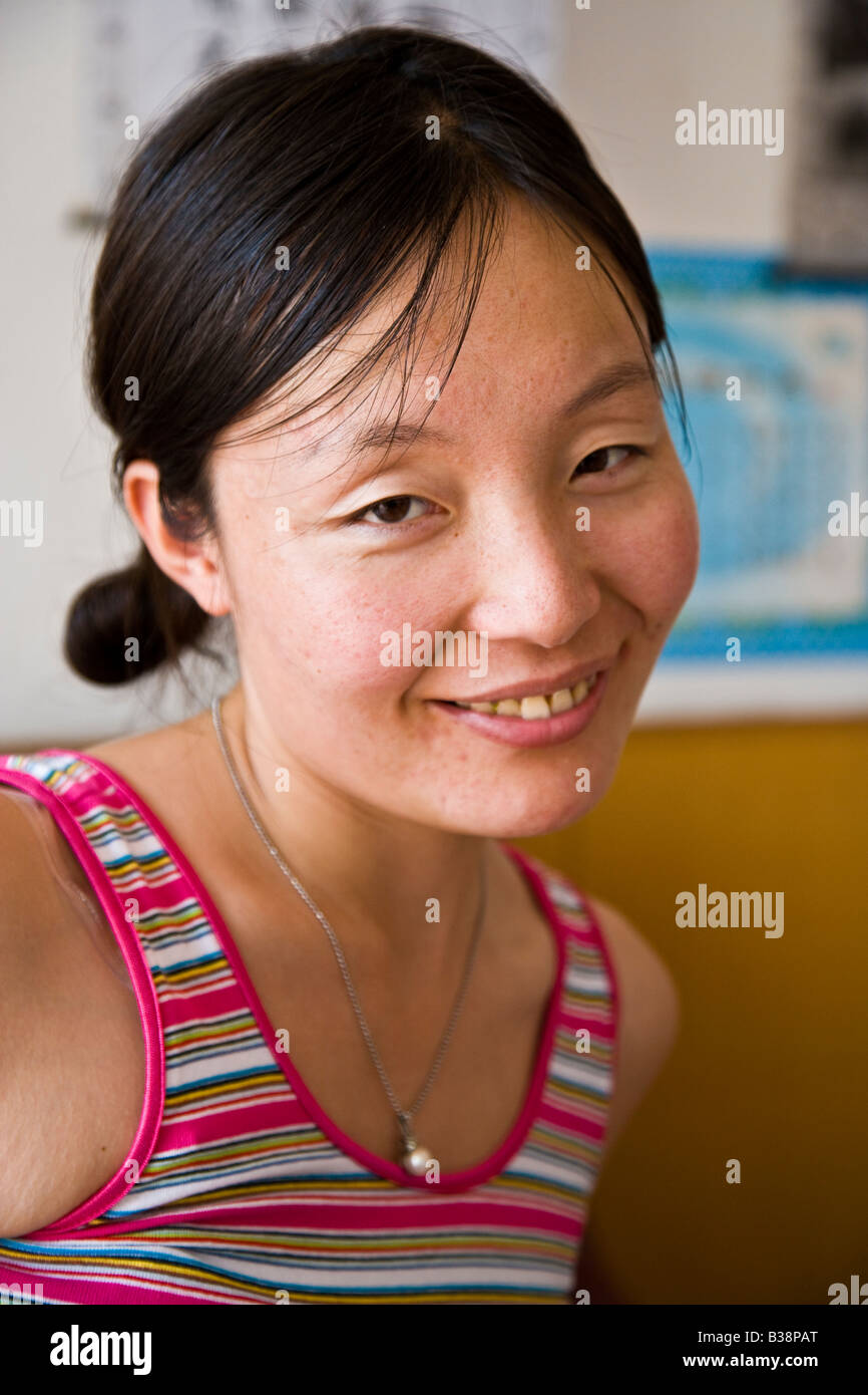 Fille de paysan moderne à la maison de village, comté de Datianzhuang ...