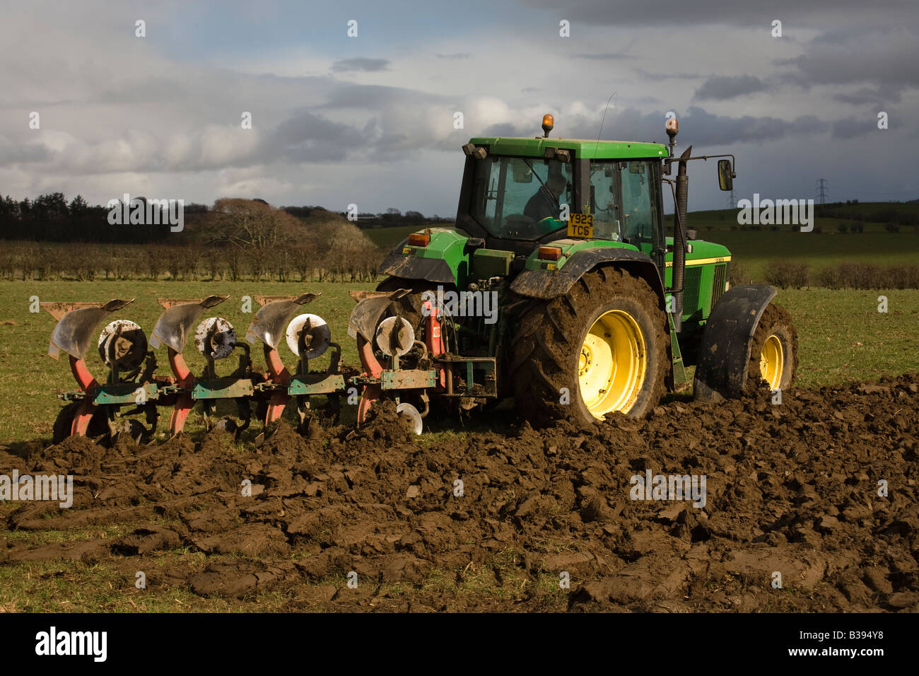 Champ de labour de tracteur Banque de photographies et d’images à haute ...