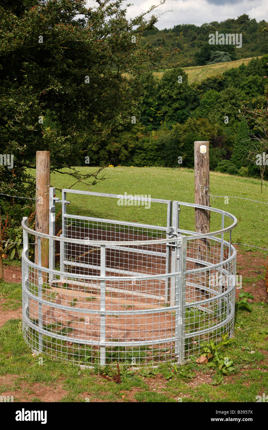 Metal kissing gate Banque de photographies et d’images à haute ...