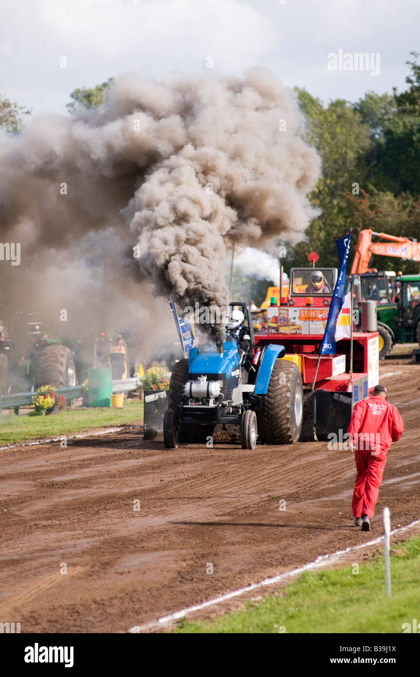 Diesel black smoke engine tractor Banque de photographies et d’images à ...